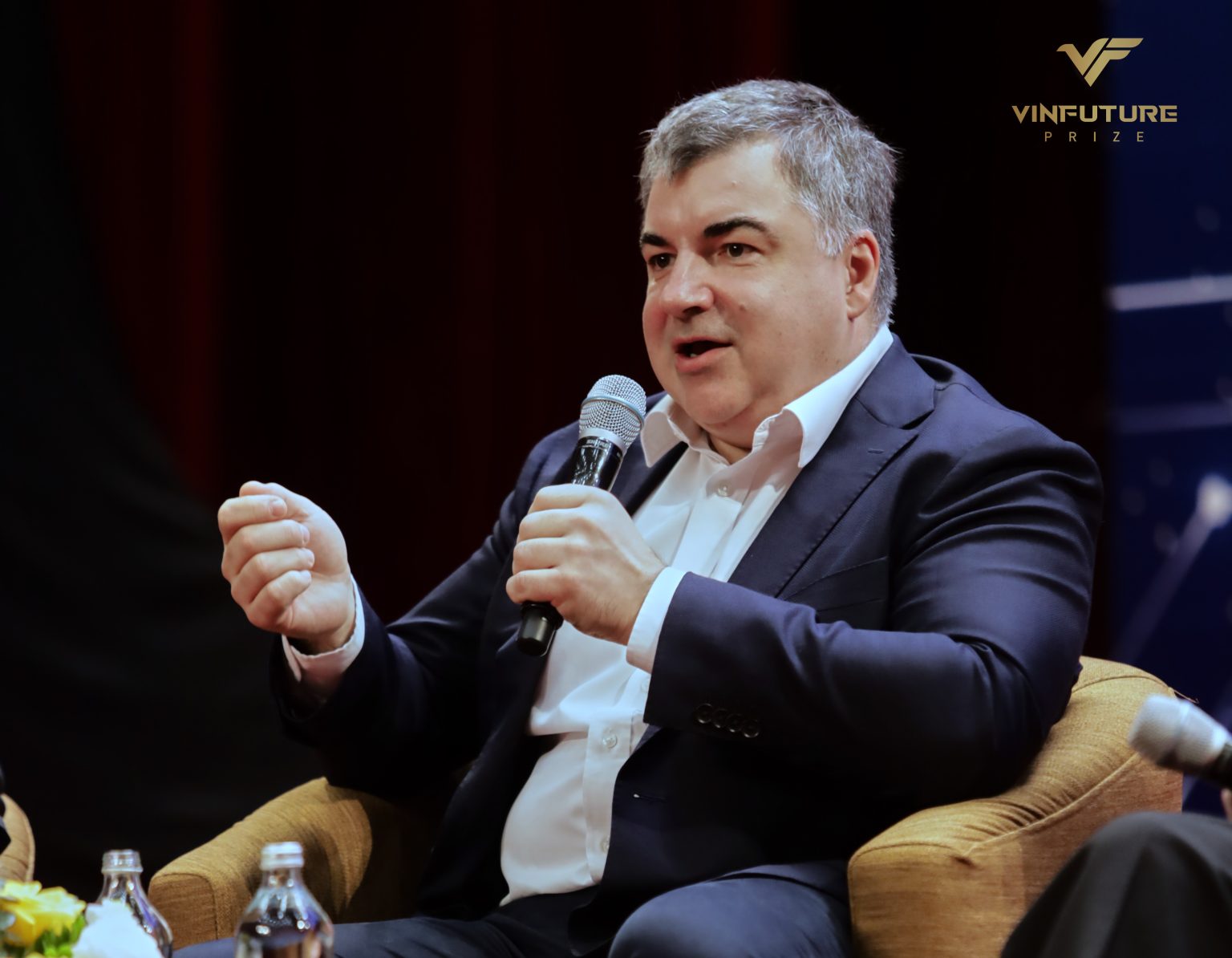 GS Novoselov: Hành trình kiến tạo graphene đến giải pháp quản lý nguồn ...